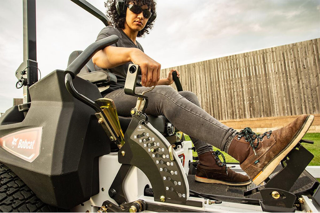 Bobcat ZT7000 Zero Turn Mower - Rapid Rentals Inc.